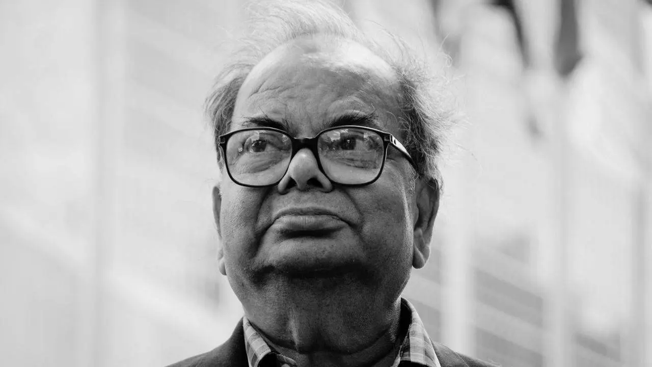 Popular BengaIi Writer Mani Sankar Mukherjee commonly known as Sankar ...